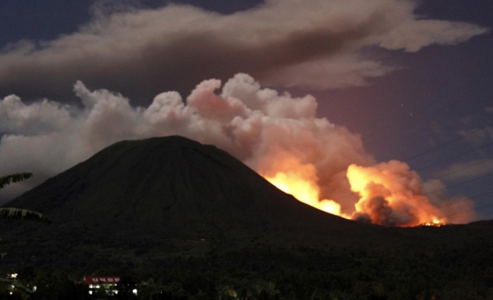 Thousands flee as Mount Lokon erupts | News | Breaking Travel News