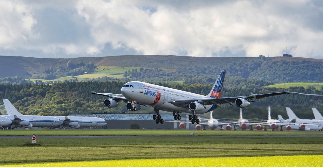 Airbus A340 Blade laminar flow wing demonstrator makes first flight ...